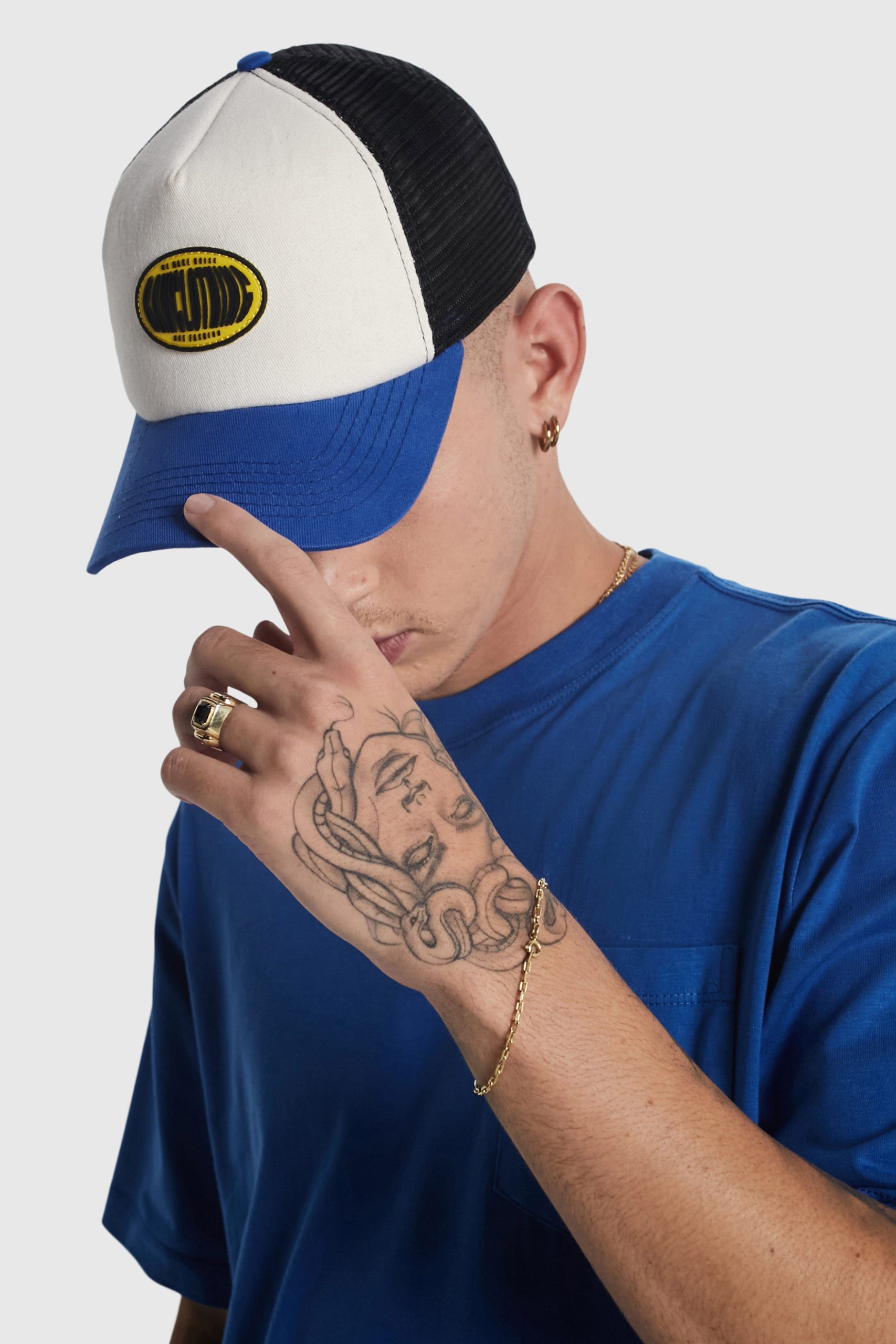 Os 4 tipos de bonés mais usados + dicas de looks modernos